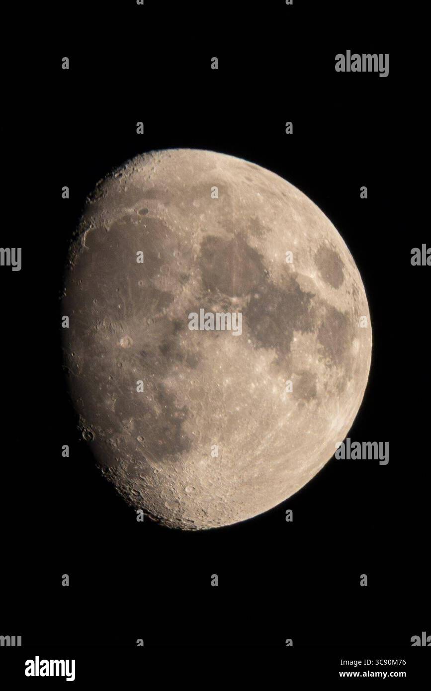 A Lua em quarto crescente surge no cÃ u de Nova York The first quarter moon rises in the New ...