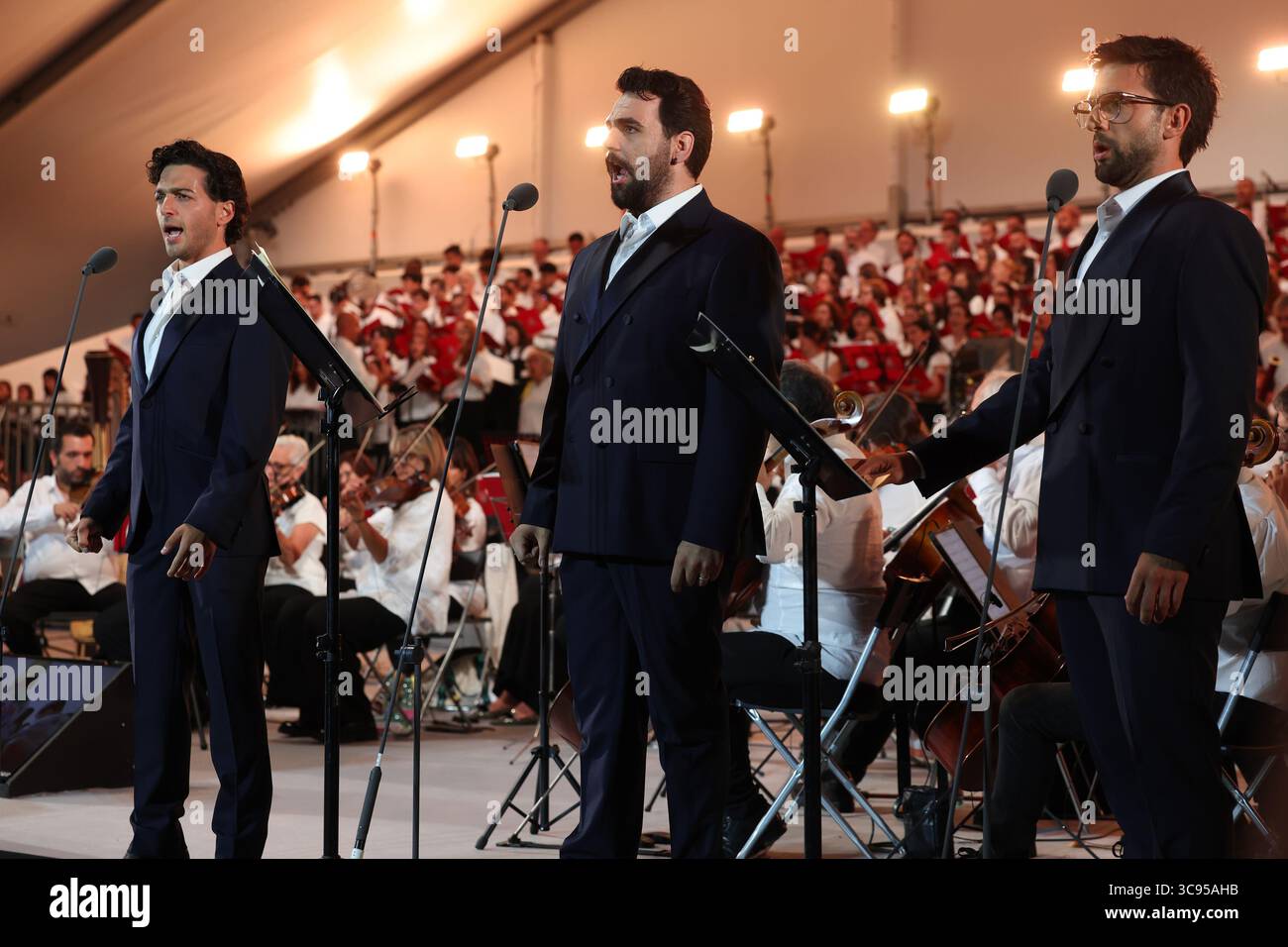 The musical group "il Volo" performs in front of Pope Leo XIV ...