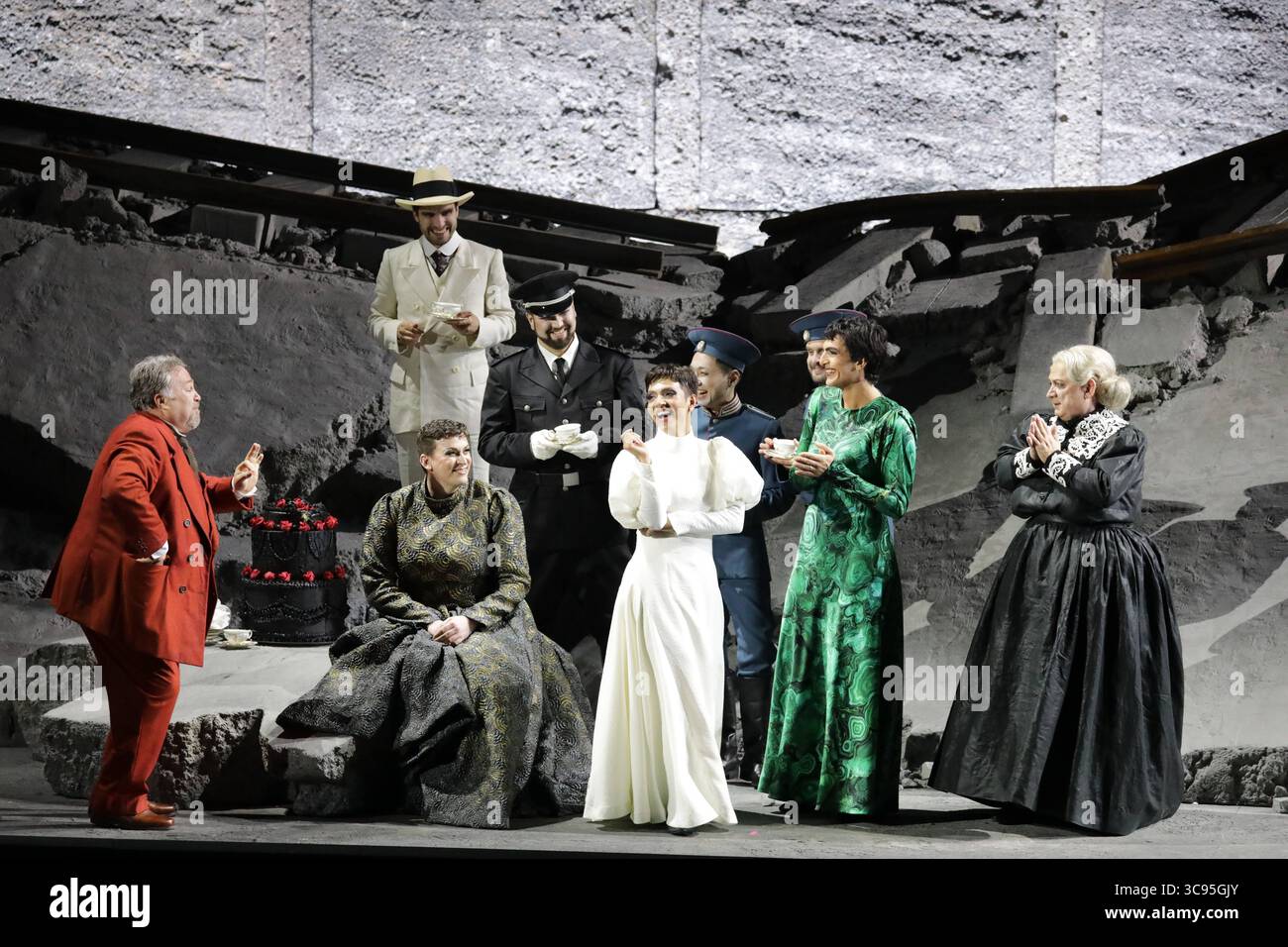 Salzburger Festspiele 2025 Dennis Orellana als Irina im weißen Kleid, sitzend Aryeh Nussbaum ...