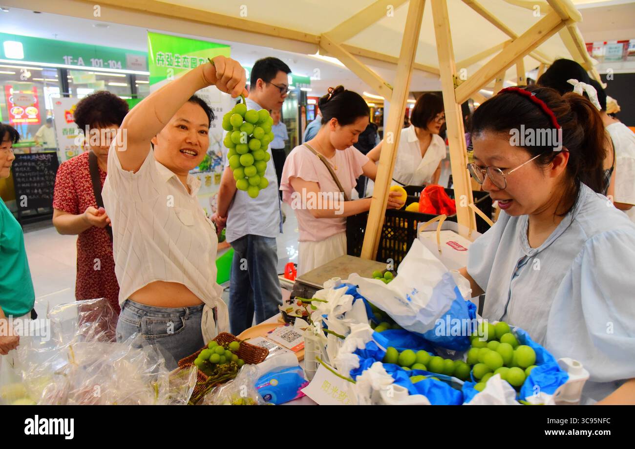 People select fruits at a fruit fair in Hangzhou City, east China's ...