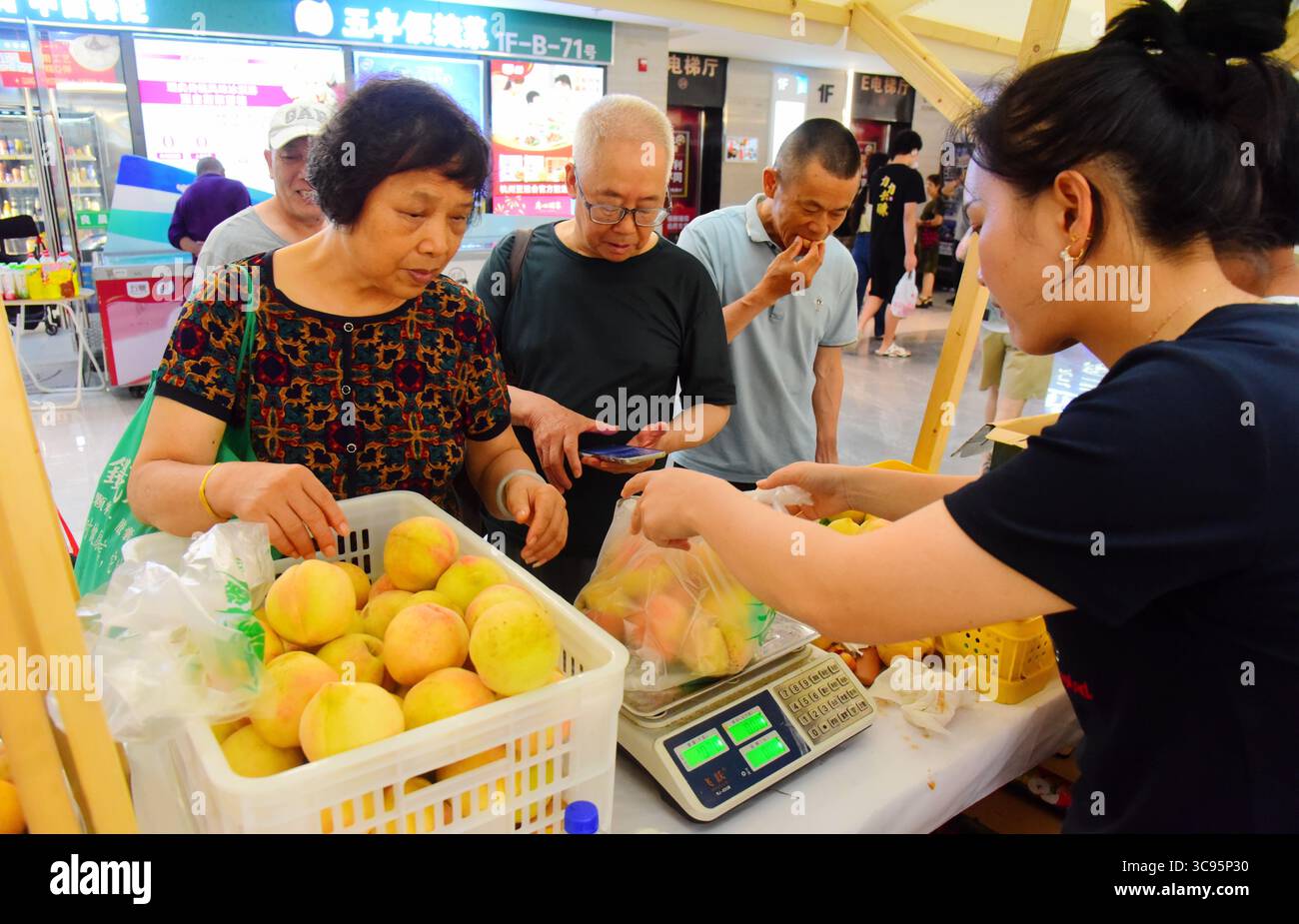 People select fruits at a fruit fair in Hangzhou City, east China's ...