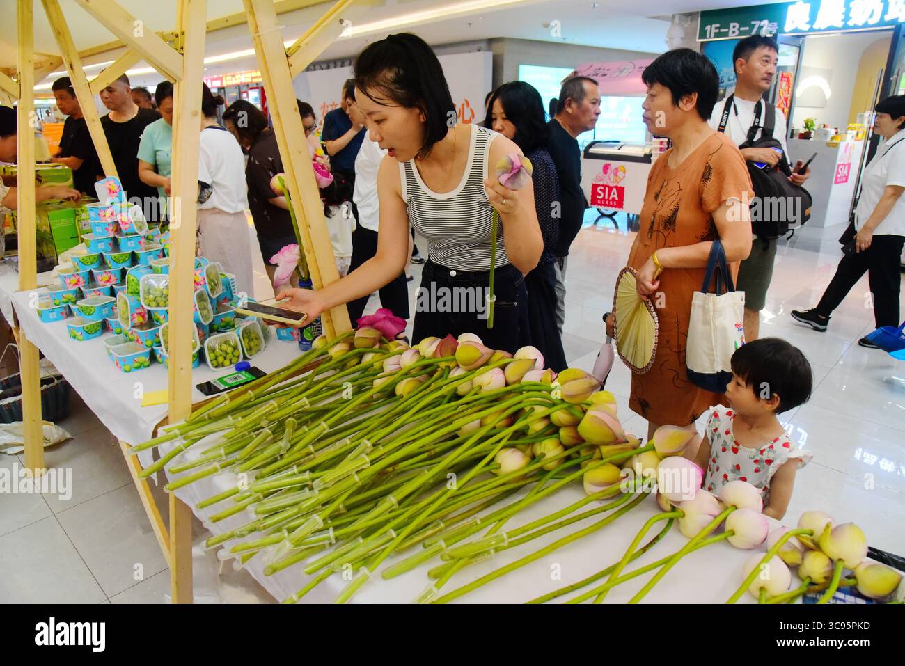 People select fruits at a fruit fair in Hangzhou City, east China's ...