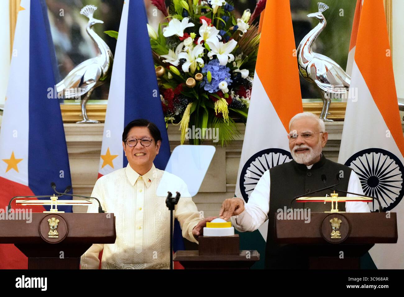 Indian Prime Minister Narendra Modi, right, and Philippines President ...