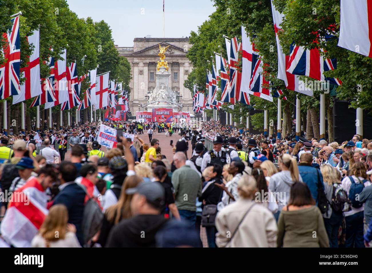 The England women football team open top bus parade down the Mall ...