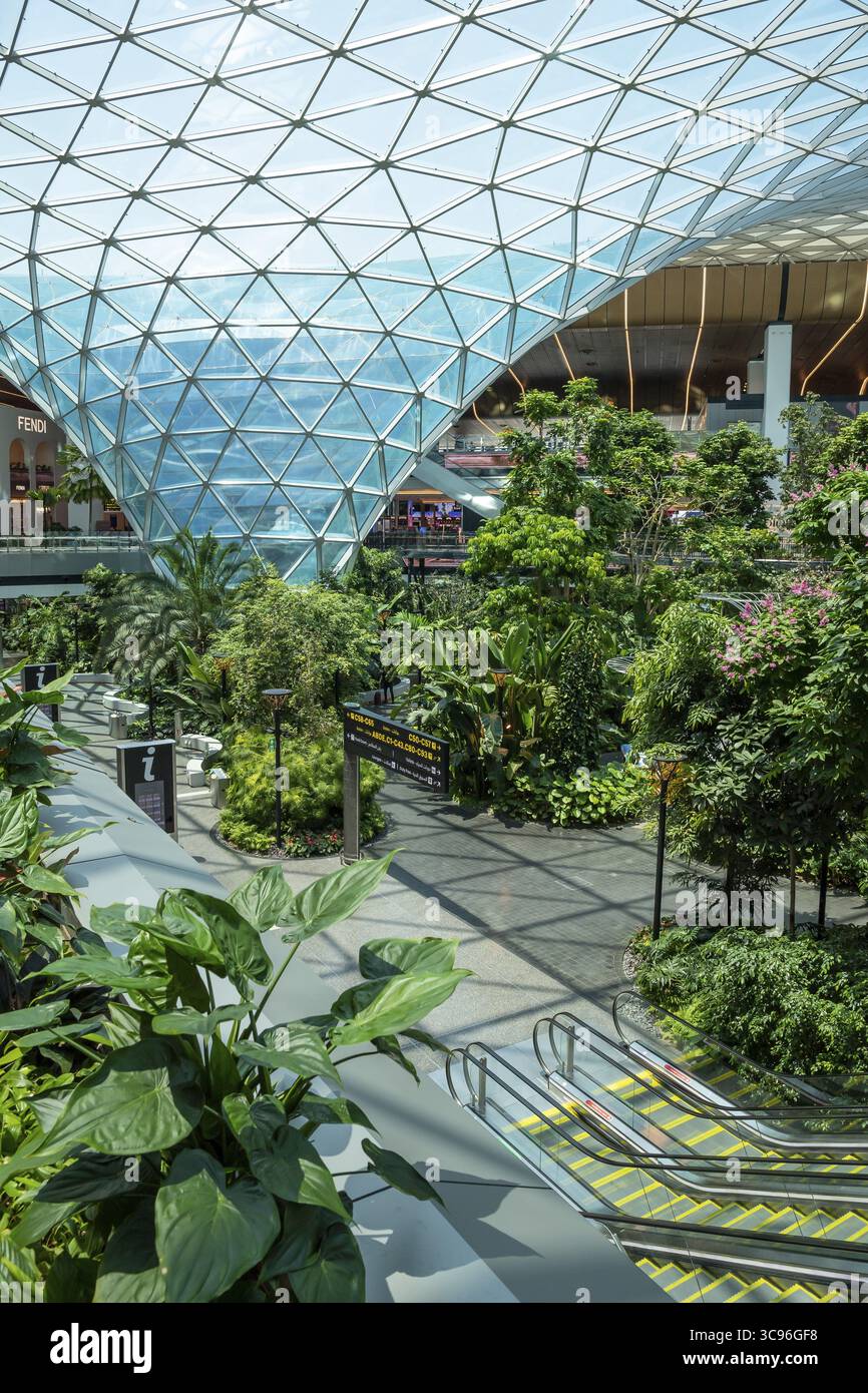 Hamad international airport hall hi-res stock photography and images ...