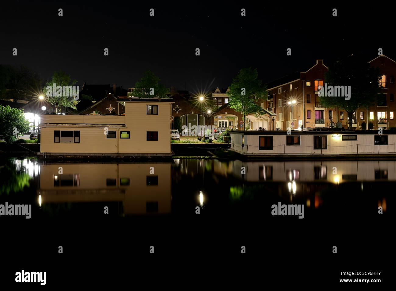 Calm canal reflects sky hi-res stock photography and images - Alamy