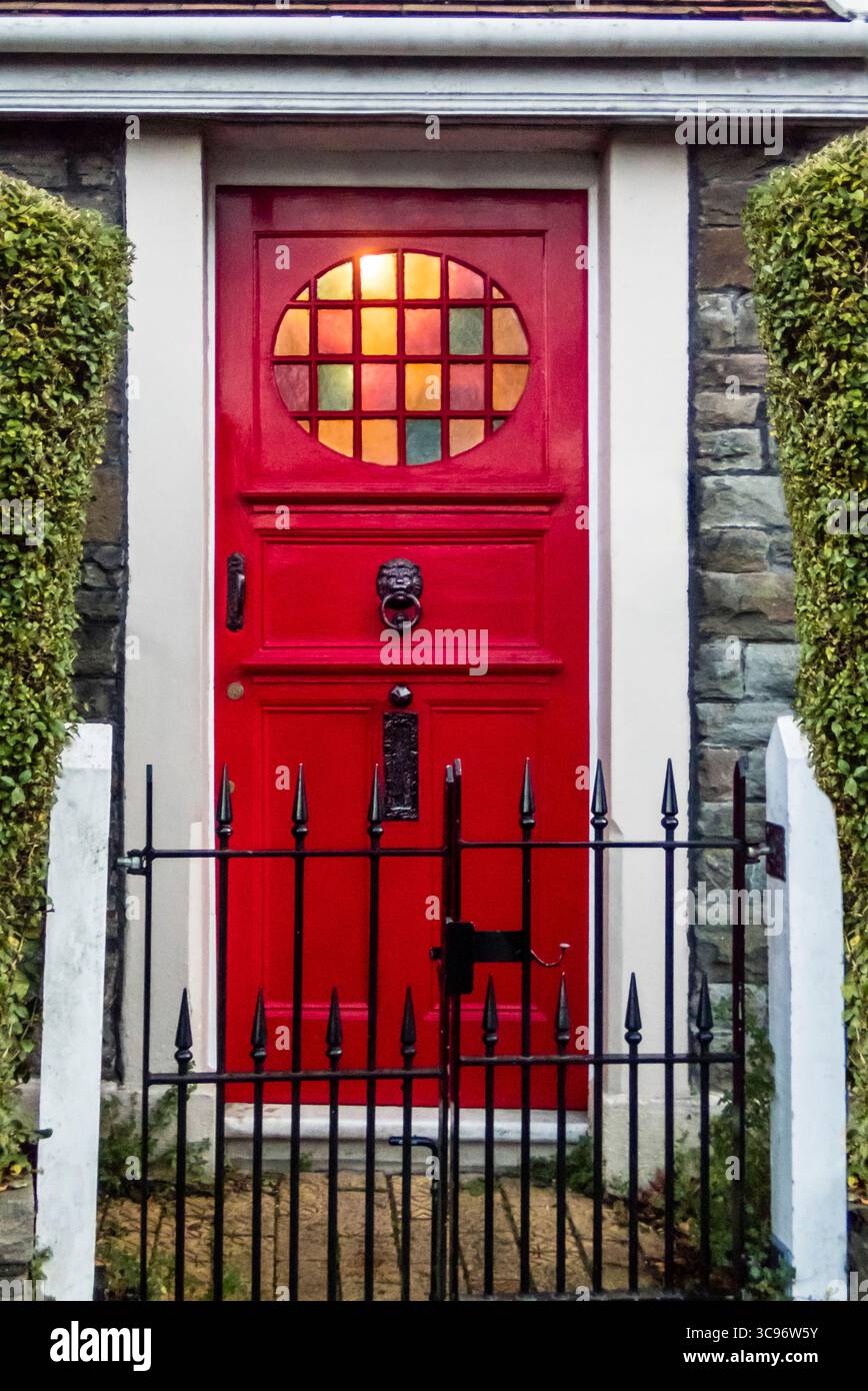 Door in hedge hi-res stock photography and images - Alamy