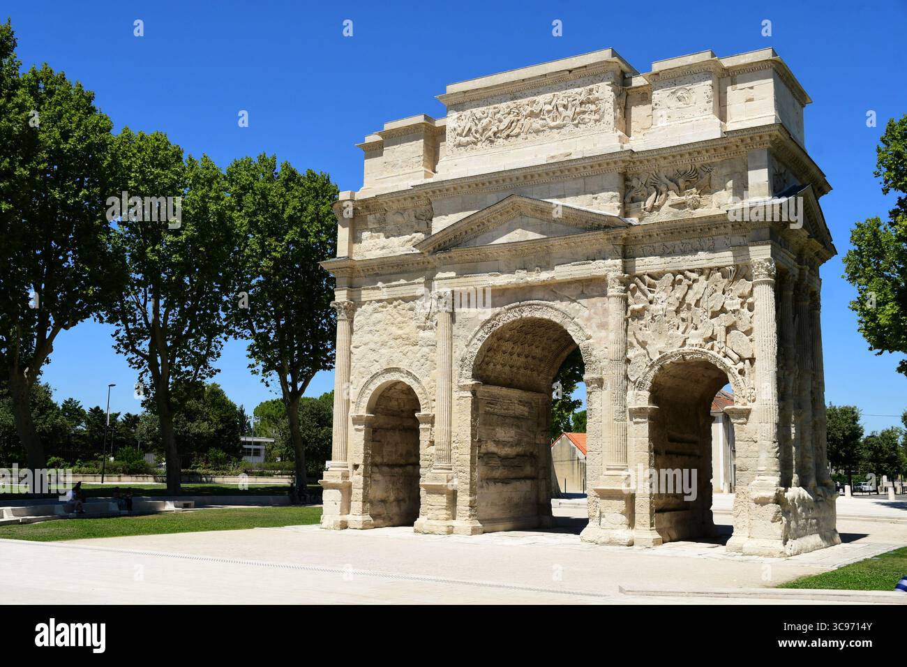 Early 1st century Roman Triumphal Arch seen in the city. (Photo by ...