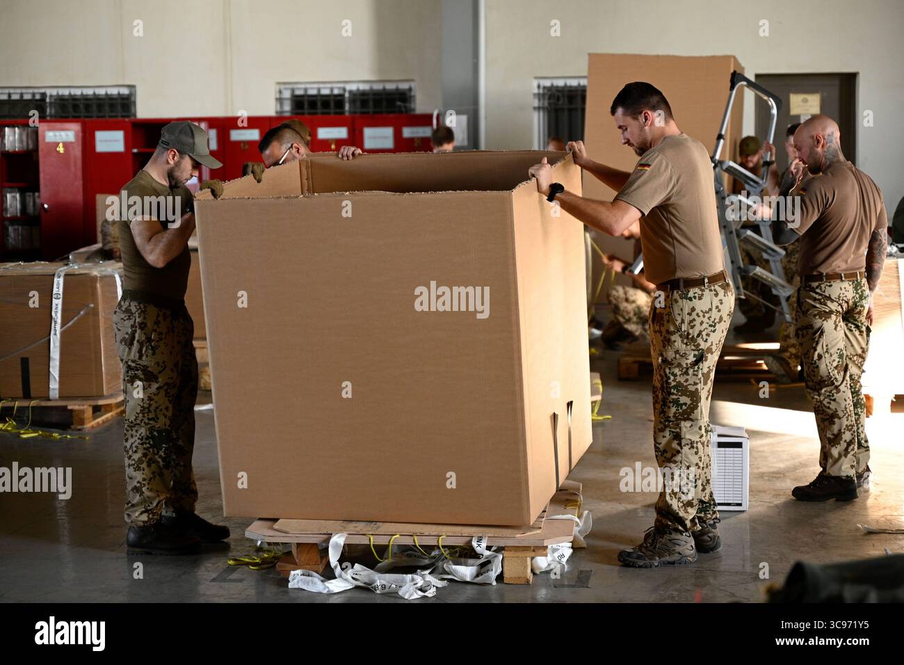 Air dropped aid gaza hi-res stock photography and images - Alamy