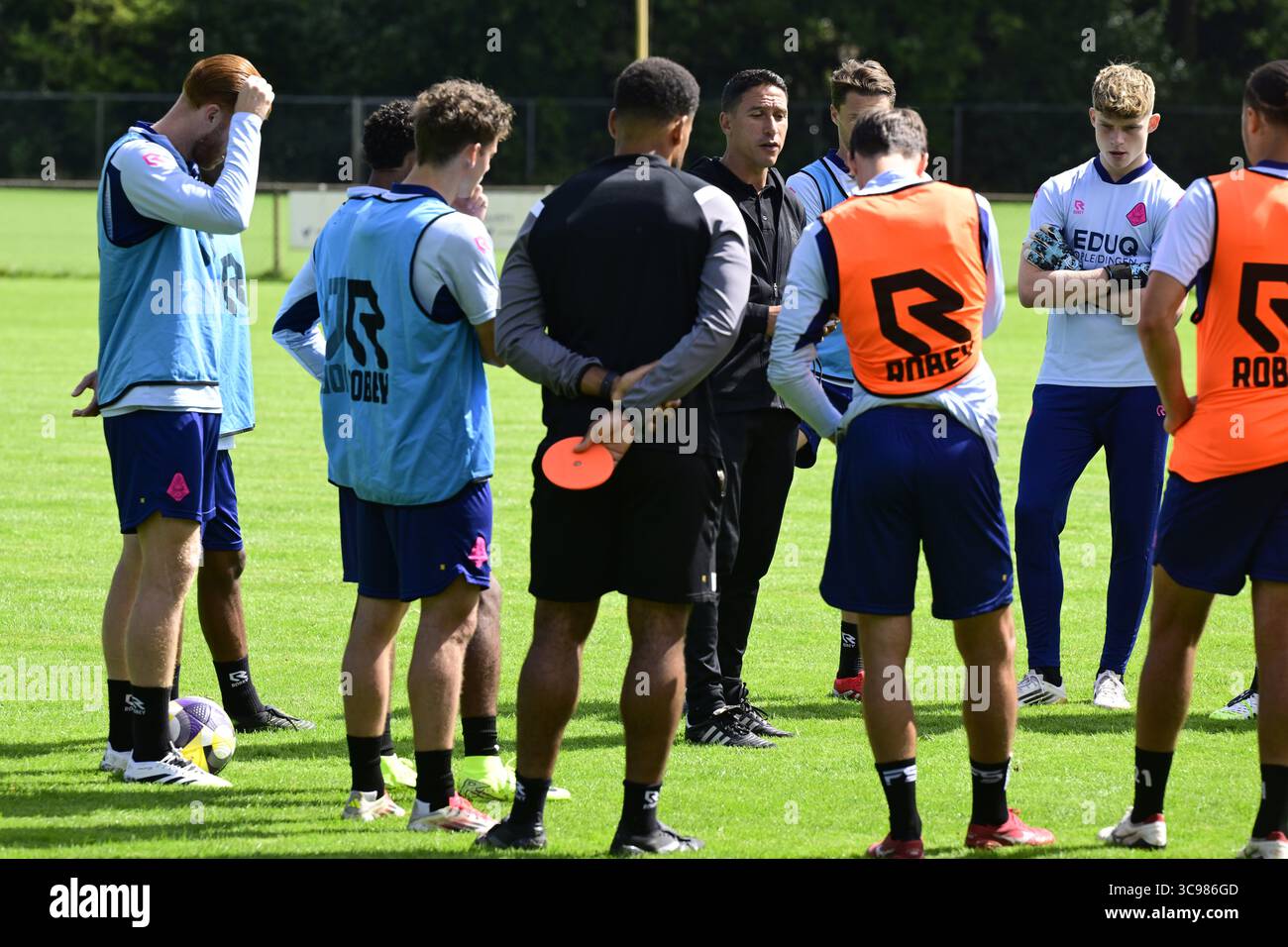 VELSEN - Telstar coach Anthony Correia with his players during Telstar ...