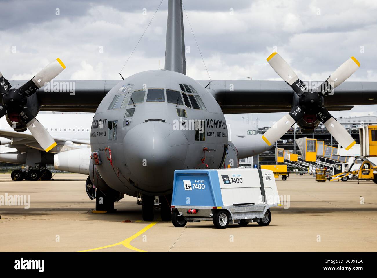 C 130 cargo loading hi-res stock photography and images - Alamy