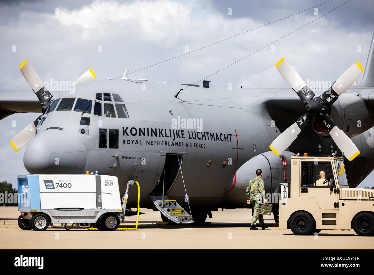 C 130 cargo loading hi-res stock photography and images - Alamy