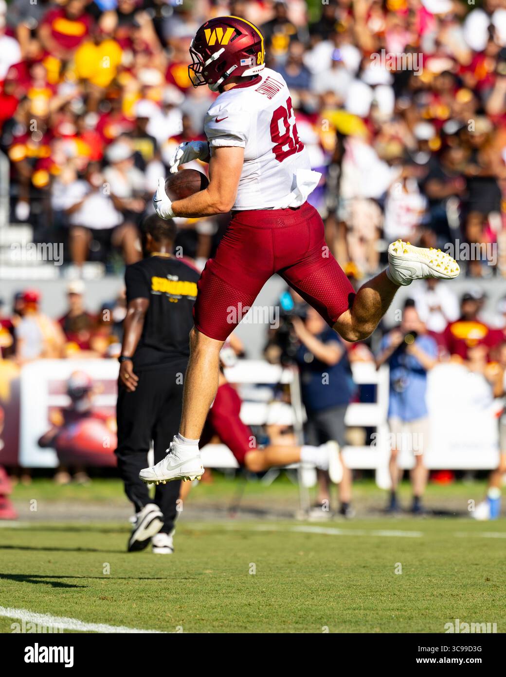 Ashburn,VA. USA; Washington Commanders tight end Ben Sinnott (82) makes ...