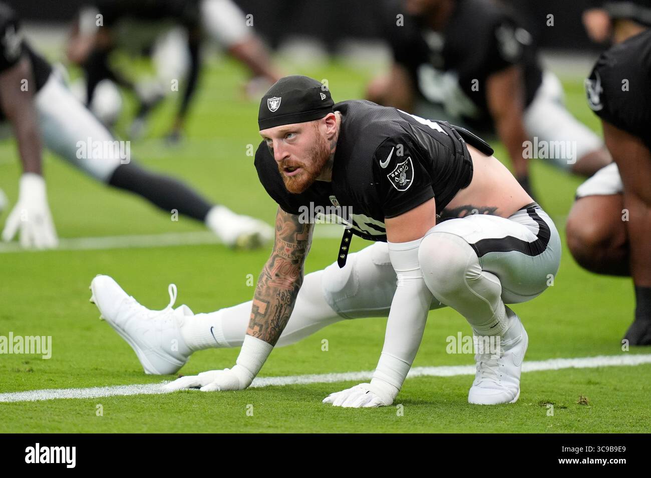 Las Vegas Raiders defensive end Maxx Crosby (98) warms up at the team's ...