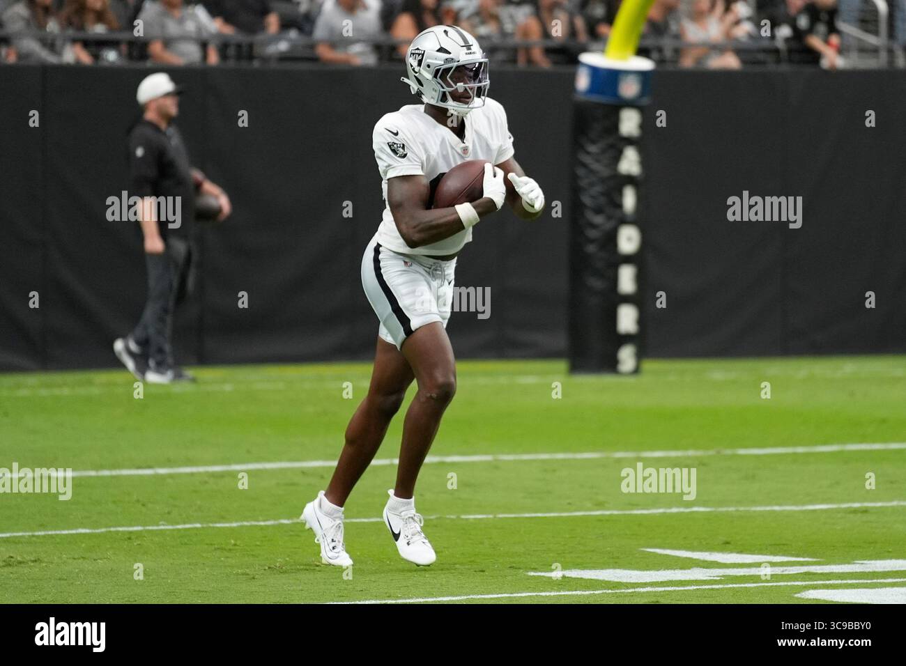 Las Vegas Raiders tight end Justin Shorter (88) takes part in practice ...