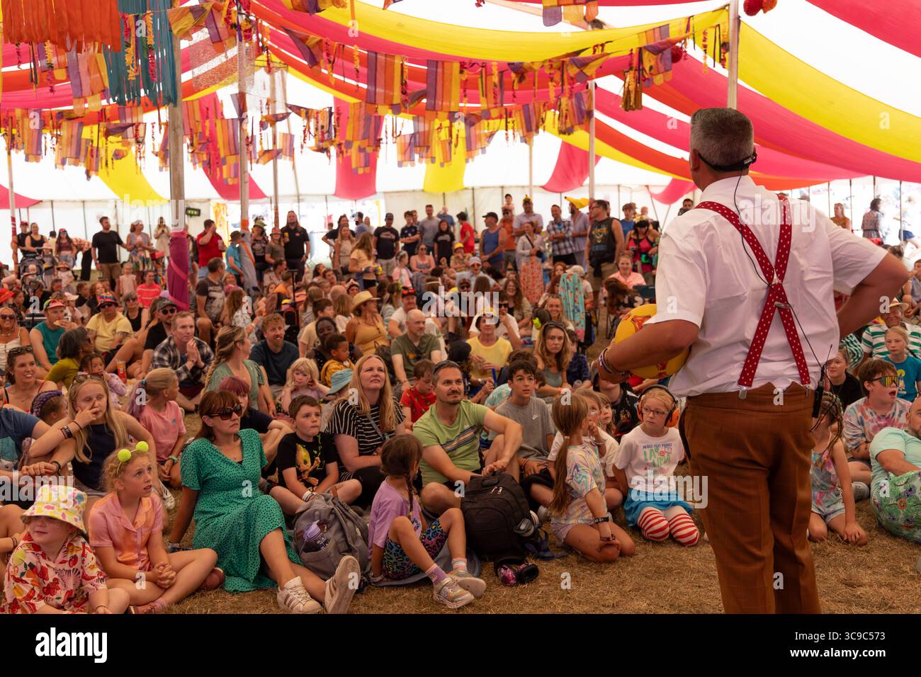 Lulworth Castle, Dorset, UK. 2nd Aug, 2025. Dan the Hat entertains a ...