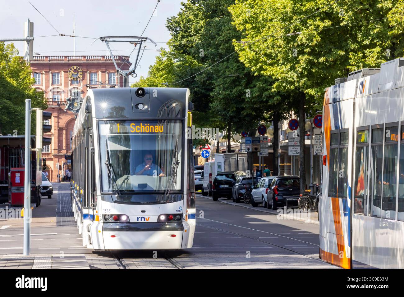 Straßenbahn der Rhein-Neckar-Verkehr GmbH rnv unterwegs im Stadtgebiet ...