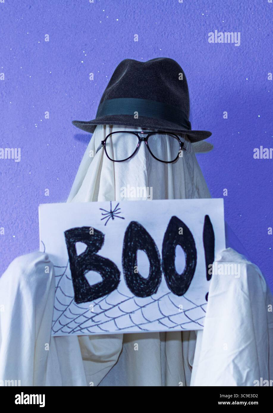 Sheet ghost artwork hi-res stock photography and images - Alamy