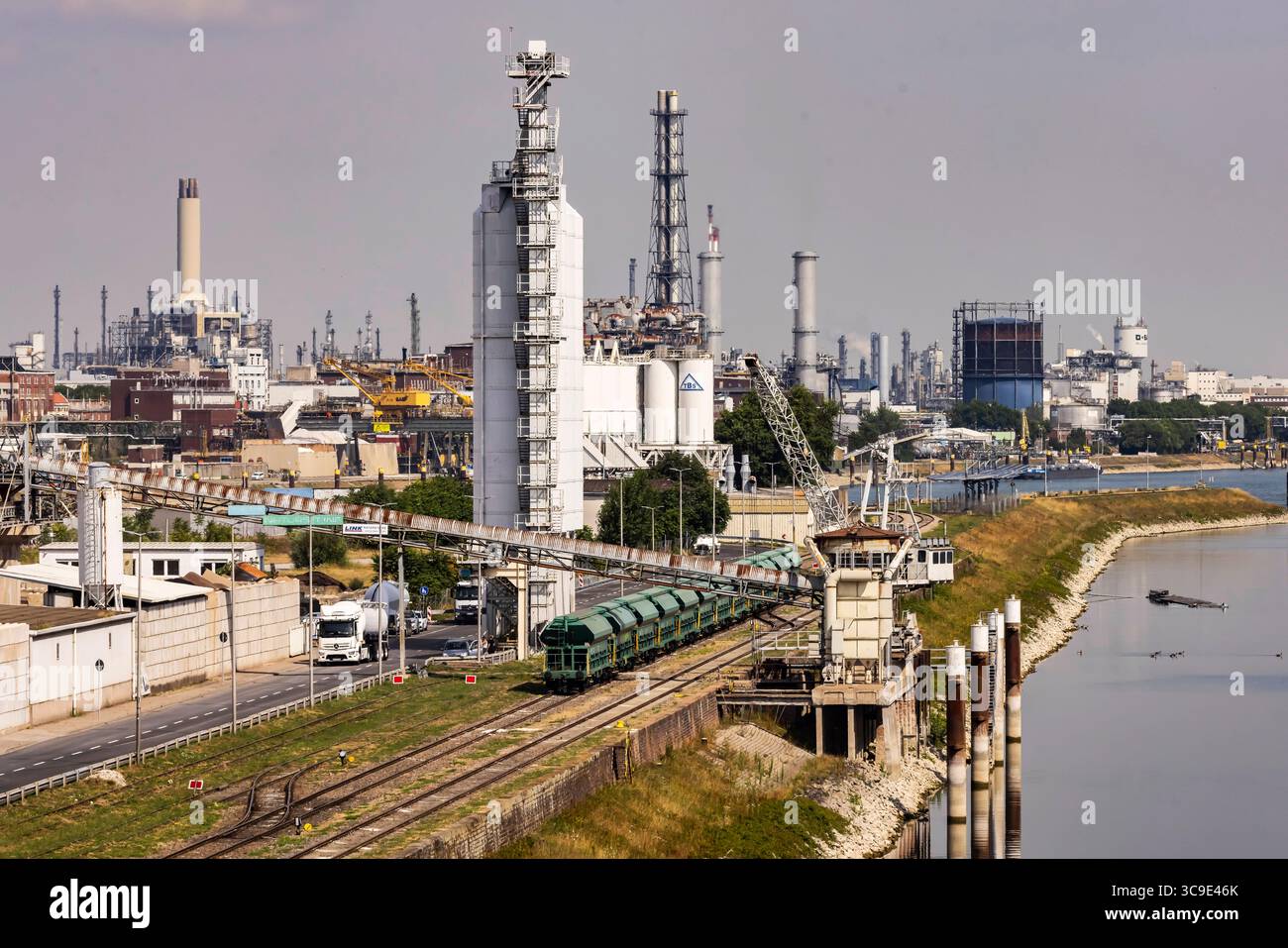 BASF in Ludwigshafen mit Rhein und Bahnanschluss. // 25.07.2025 ...
