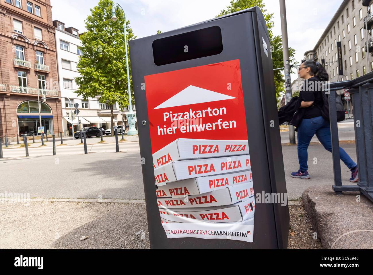 Pizzakarton-Mülleimer in Mannheim. // 25.07.2025. Mannheim, Baden ...