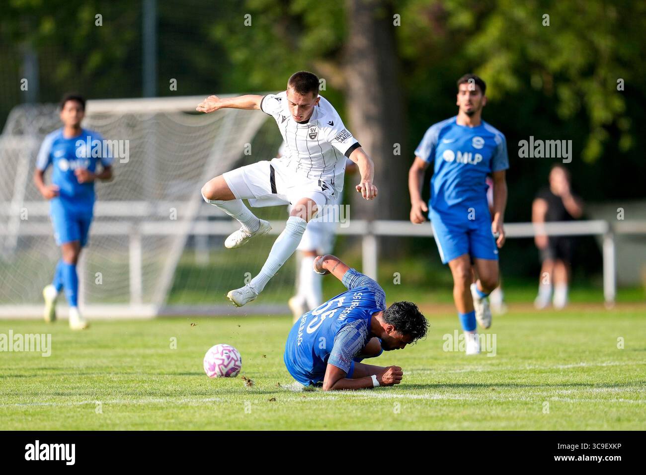 Heidelberg, Deutschland. 05th Aug, 2025. v.li.: Denis Pfaffenrot (SVS, 19), Tolga Karlidag (SGK ...