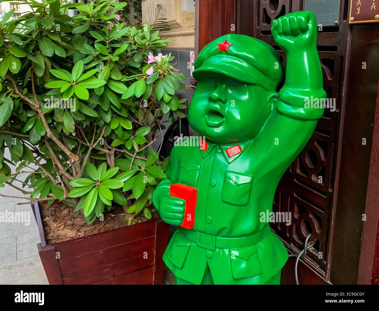 Figurine of a Chinese leader solder at the entrance to a restaurant ...