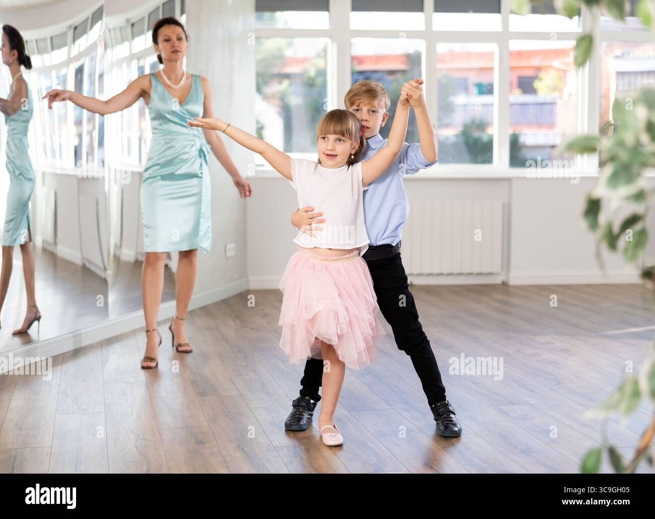 Children rumba dance class hi-res stock photography and images - Alamy