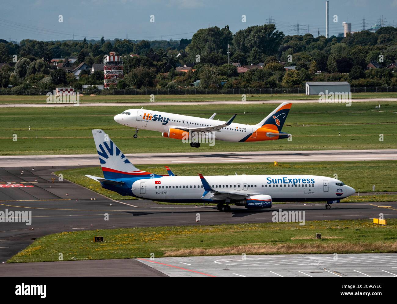 Flughafen Düsseldorf, Sunexpress Boeing 737 Flieger auf dem Vorfeld ...