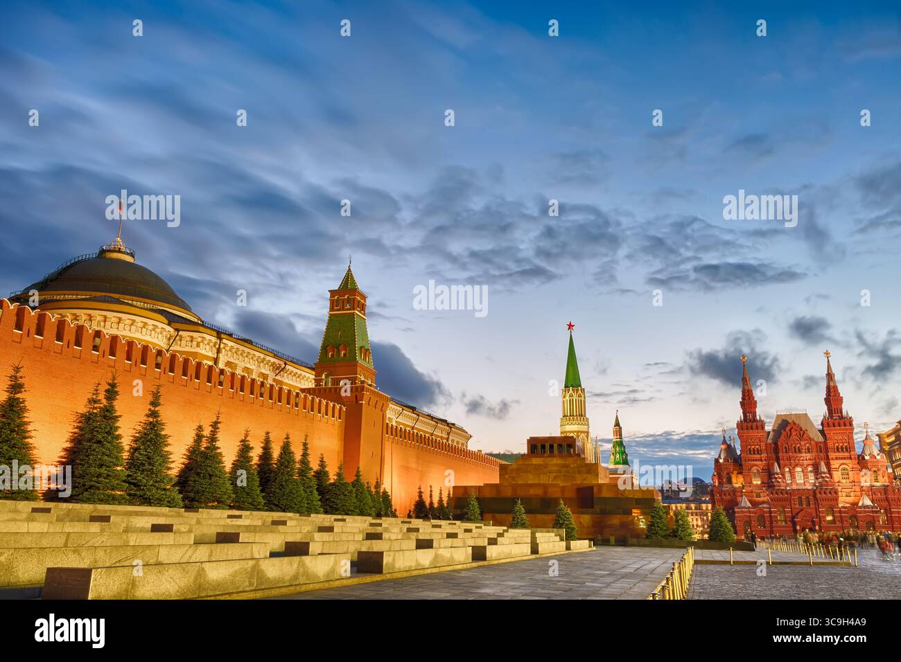 Sunset blue hour view of the Red Square, Moscow Kremlin, Lenin ...