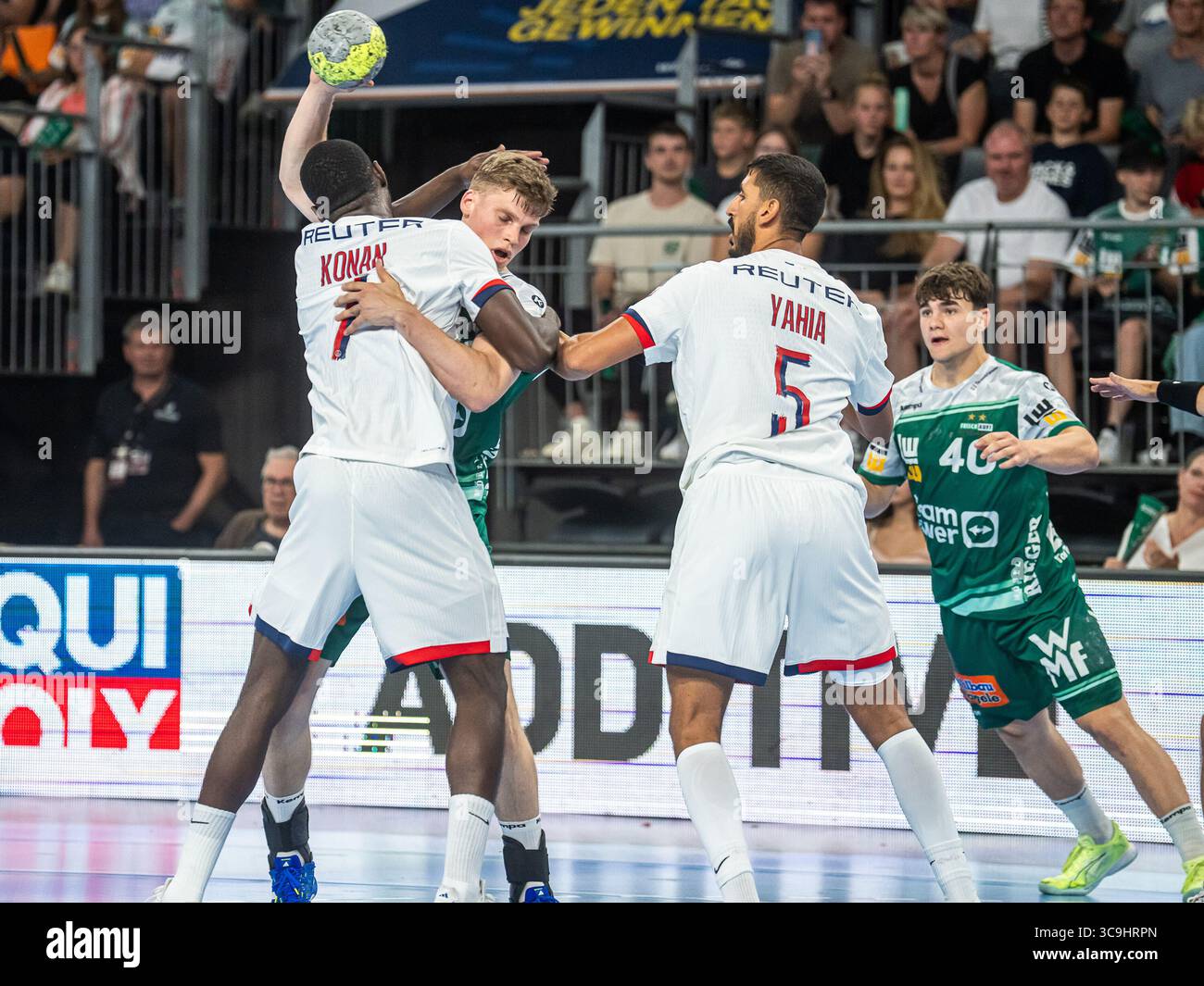 Martin Hanne (Frisch Auf Goeppingen, #42) im Zweikampf mit Karl Konan ...