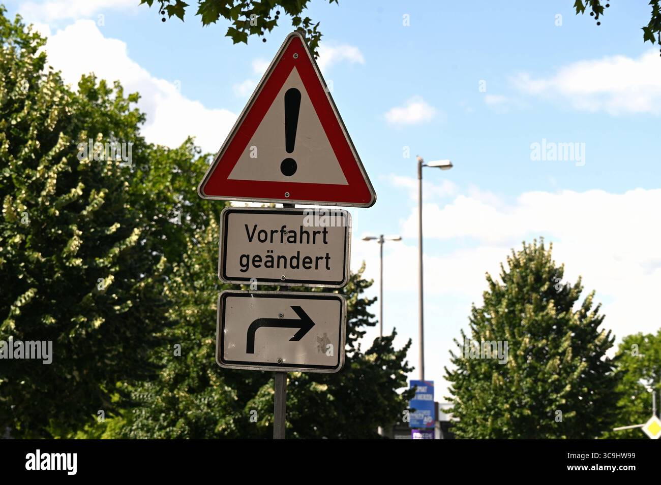 Verkehrsschild Achtung Vorfahrt geändert *** Right of way sign changed ...
