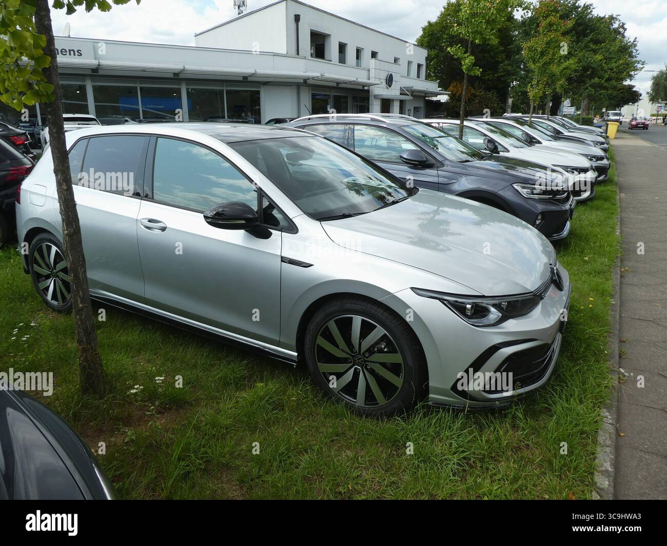 Autos, PKW der Marke VW Volkswagen stehen bei einem Händler zum Verkauf ...