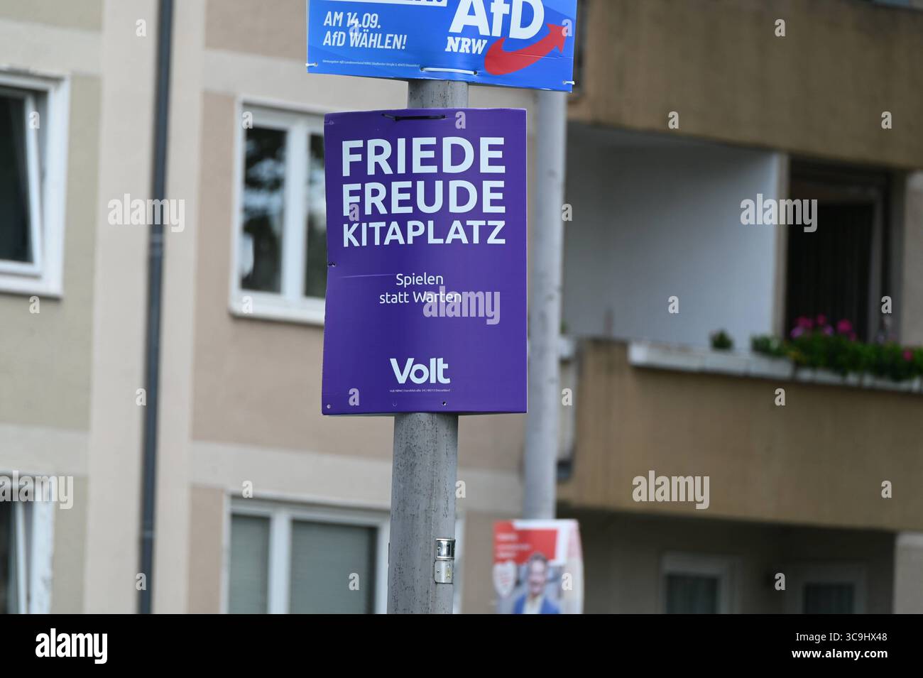 Ein Wahlplakat der Partei VOLT für die Kommunalwahl NRW 2025 hängt an ...