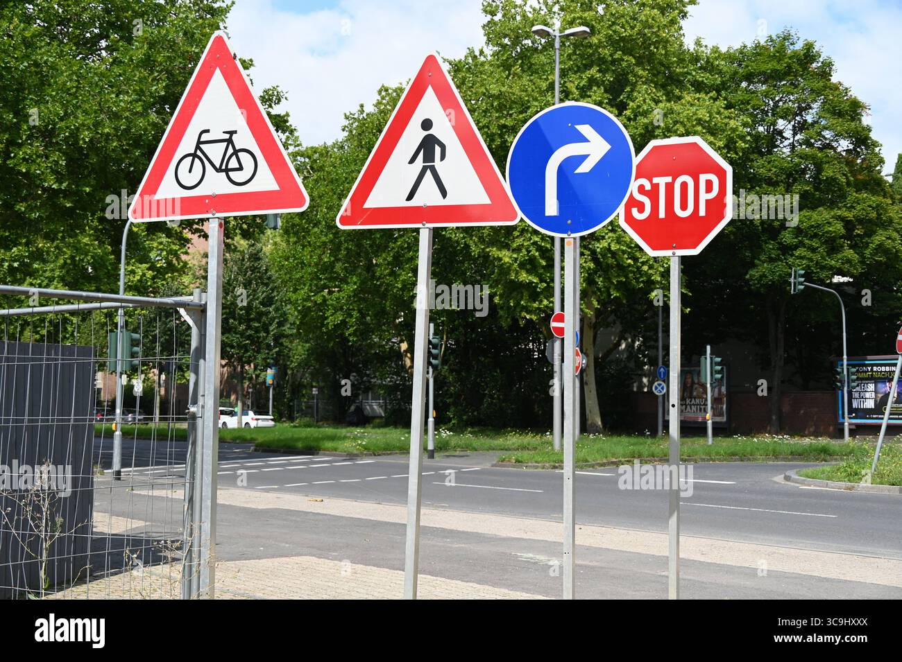 Verkerhsschilder stehen hintereinander Stop, nur rechts abbiegen ...