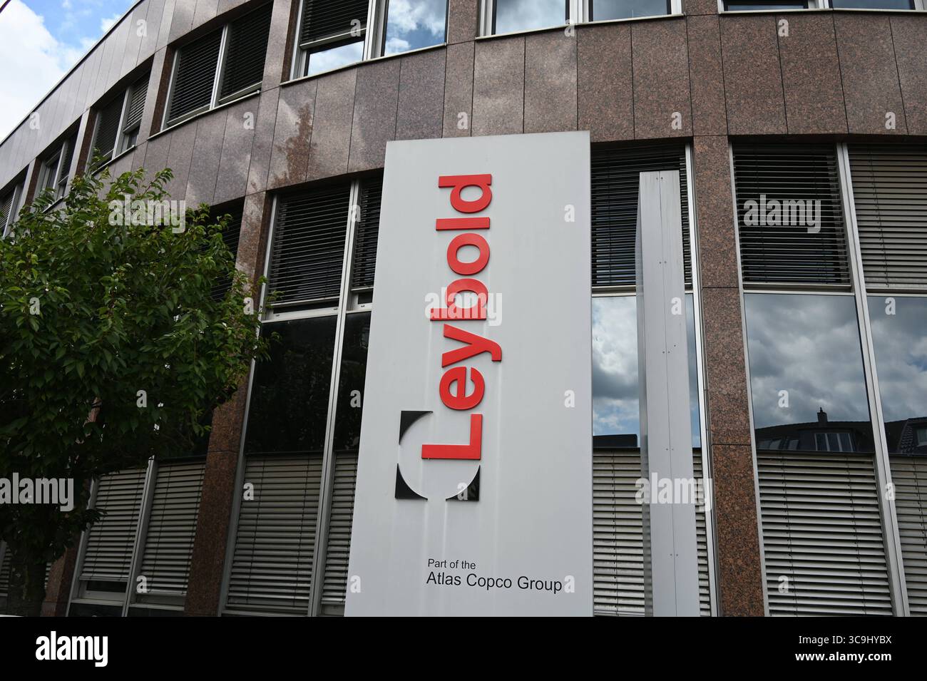 Logo, Schrifzug der Leybold GmbH, entwickelt Systeme zur Vakuumerzeugung und Prozessgasförderung ...