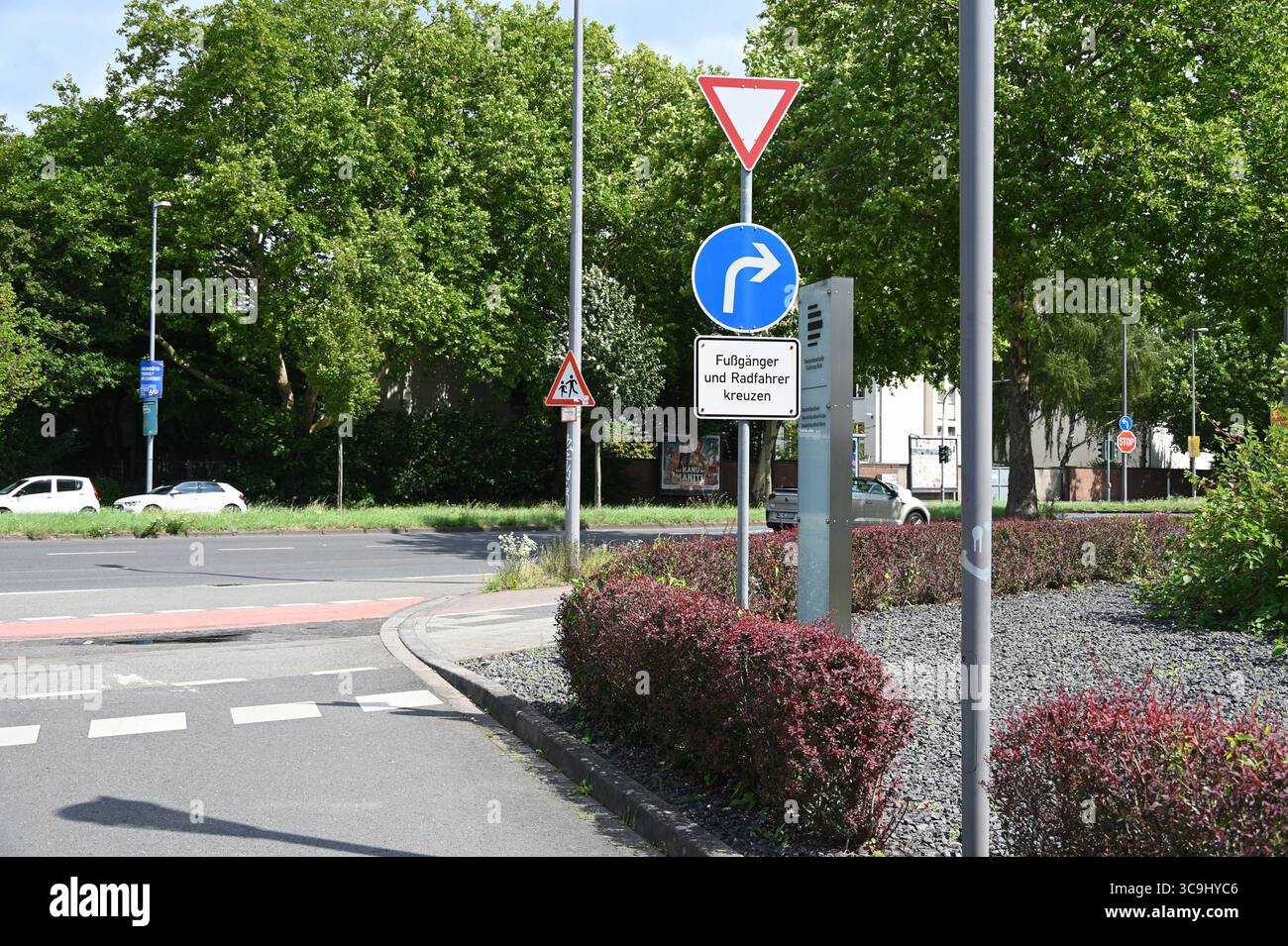 Verkerhsschilder nur rechts abbiegen mit dem Zusatz Auchtung Fussgänger ...