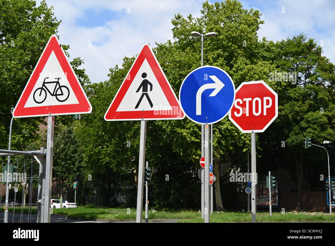 Verkerhsschilder stehen hintereinander Stop, nur rechts abbiegen ...