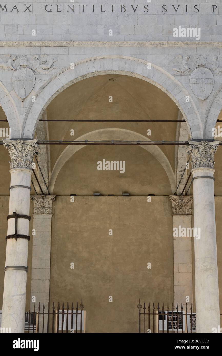 184 One of three round arches on Corinthian capitals of the Logge del ...
