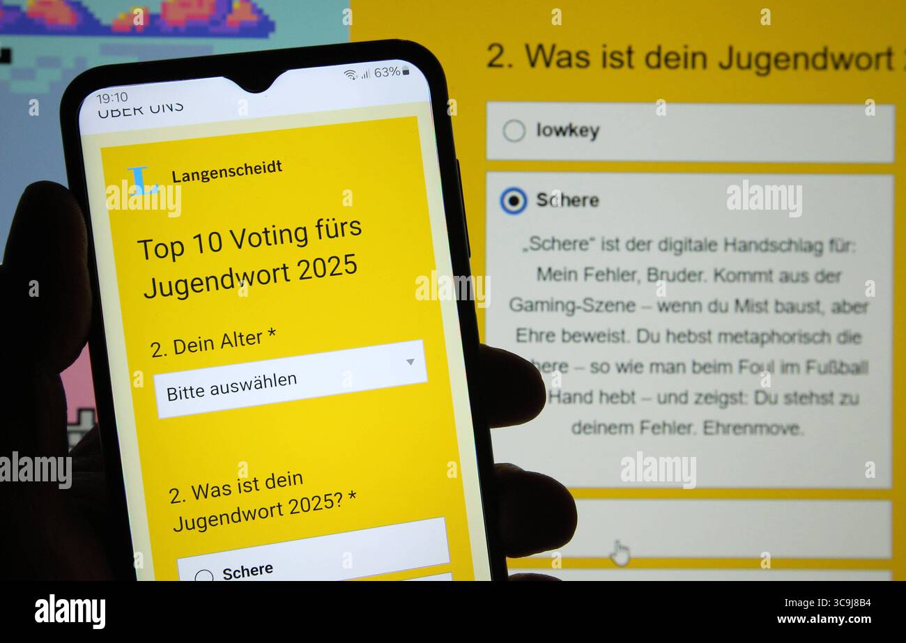 RECORD DATE NOT STATED Auf einem Laptop und einem Smartphone wurde die Website vom Langenscheidt ...