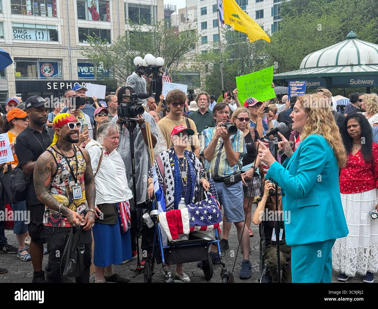 Maud Maron running for NYC District Attorney against Alvin Bragg at a ...