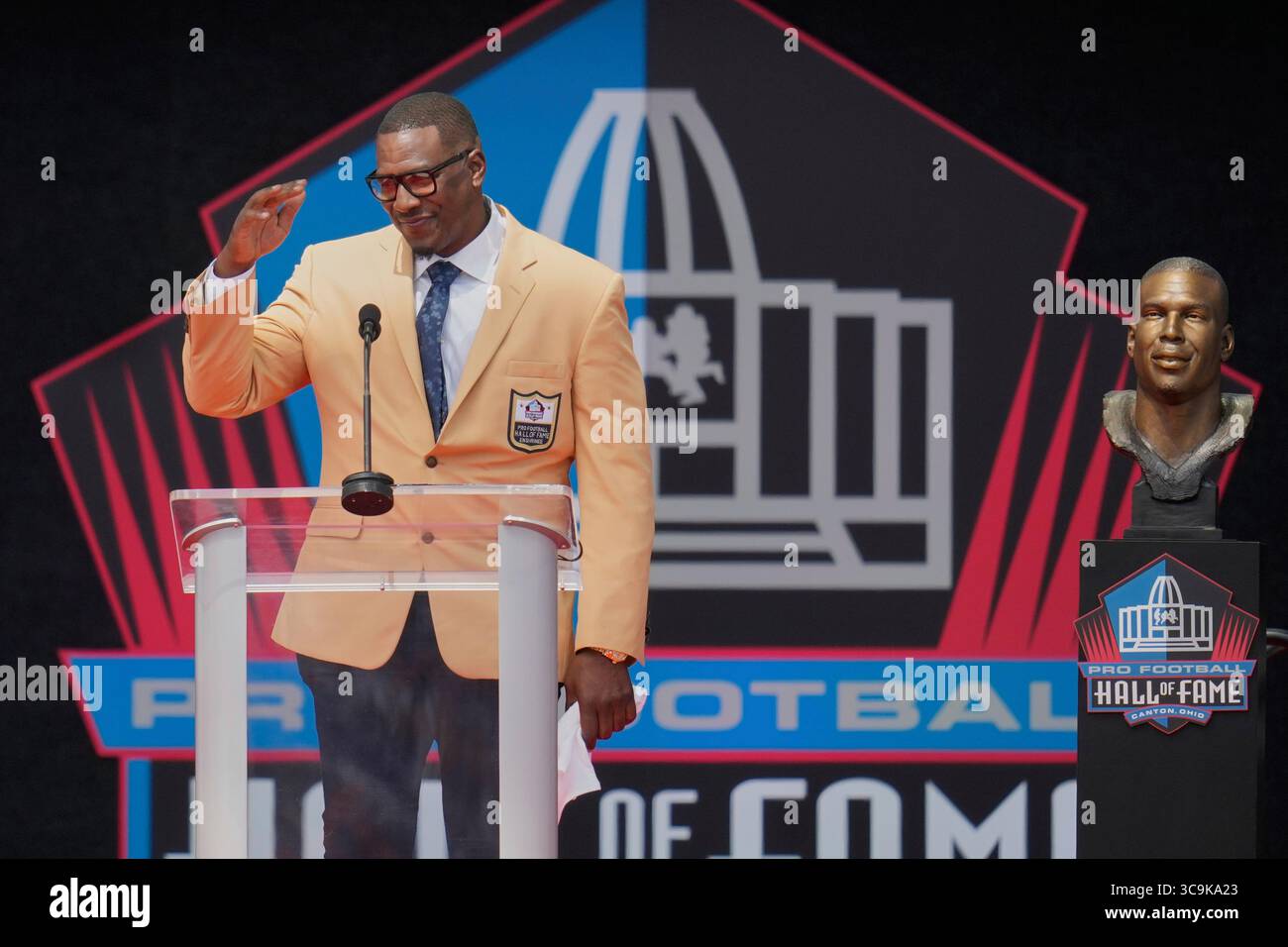 Former NFL player Antonio Gates speaks during his induction into the ...