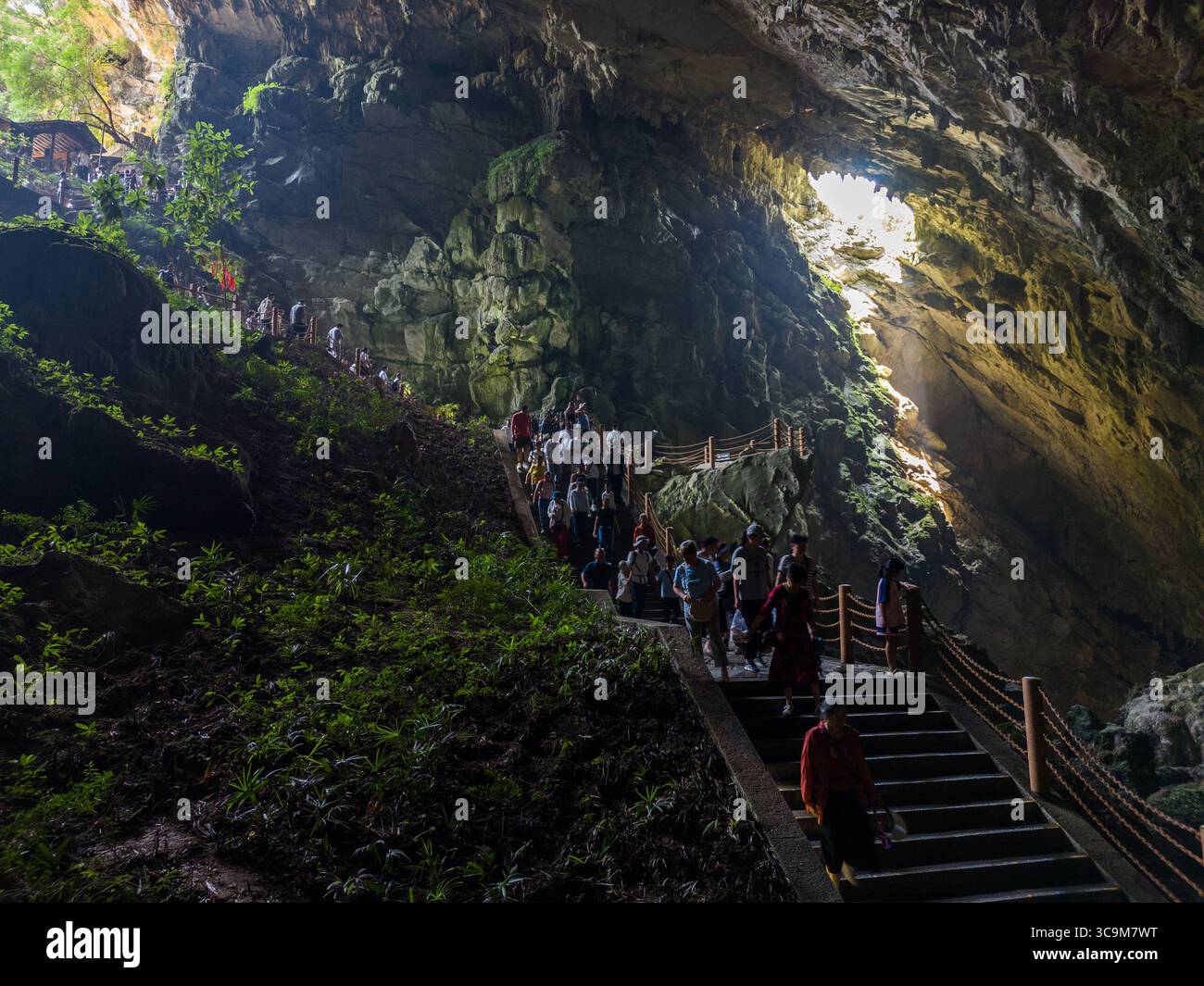 Tourists are enjoying the coolness in the Zhijin Cave Scenic Area ...