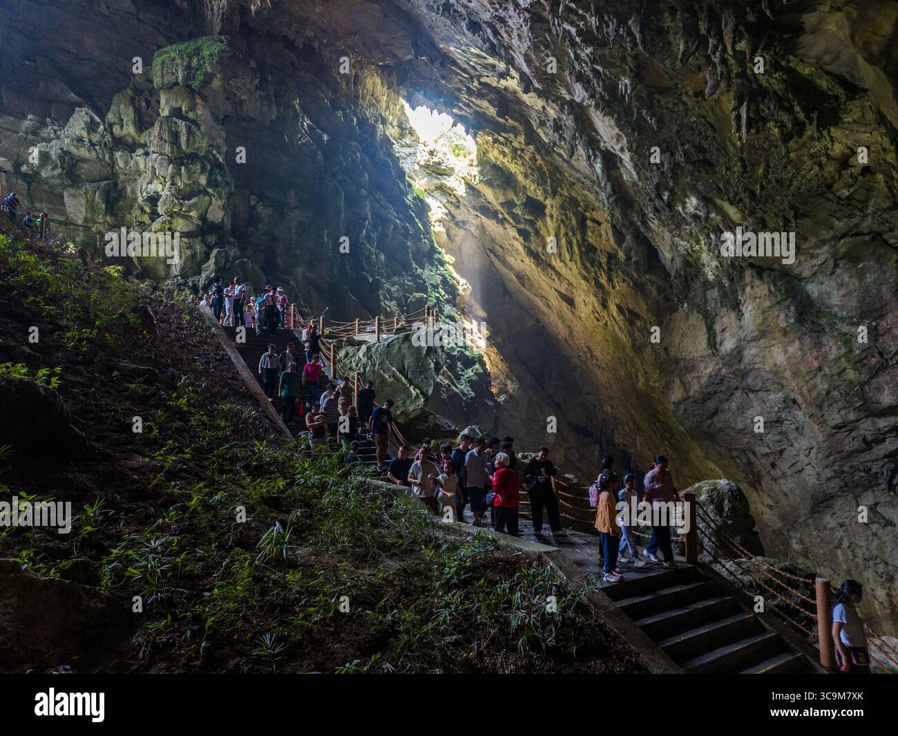 Tourists are enjoying the coolness in the Zhijin Cave Scenic Area ...