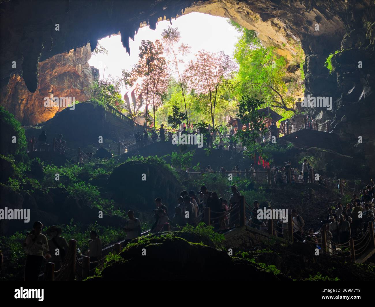 Tourists are enjoying the coolness in the Zhijin Cave Scenic Area ...