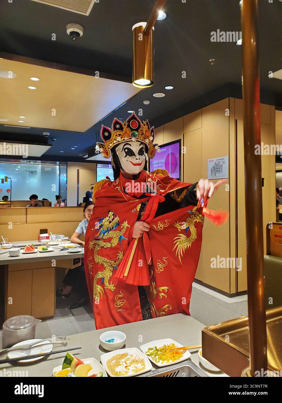 Face-Changing Performer Entertains Diners at Haidilao Hotpot Restaurant ...