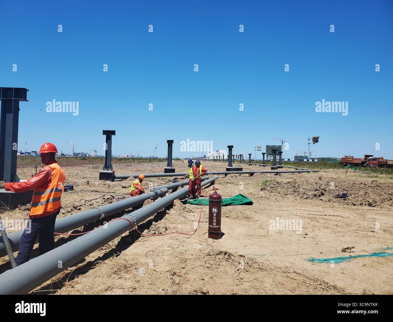 Steam Pipeline Construction Workers, Dongying Chemical Park, Shandong ...