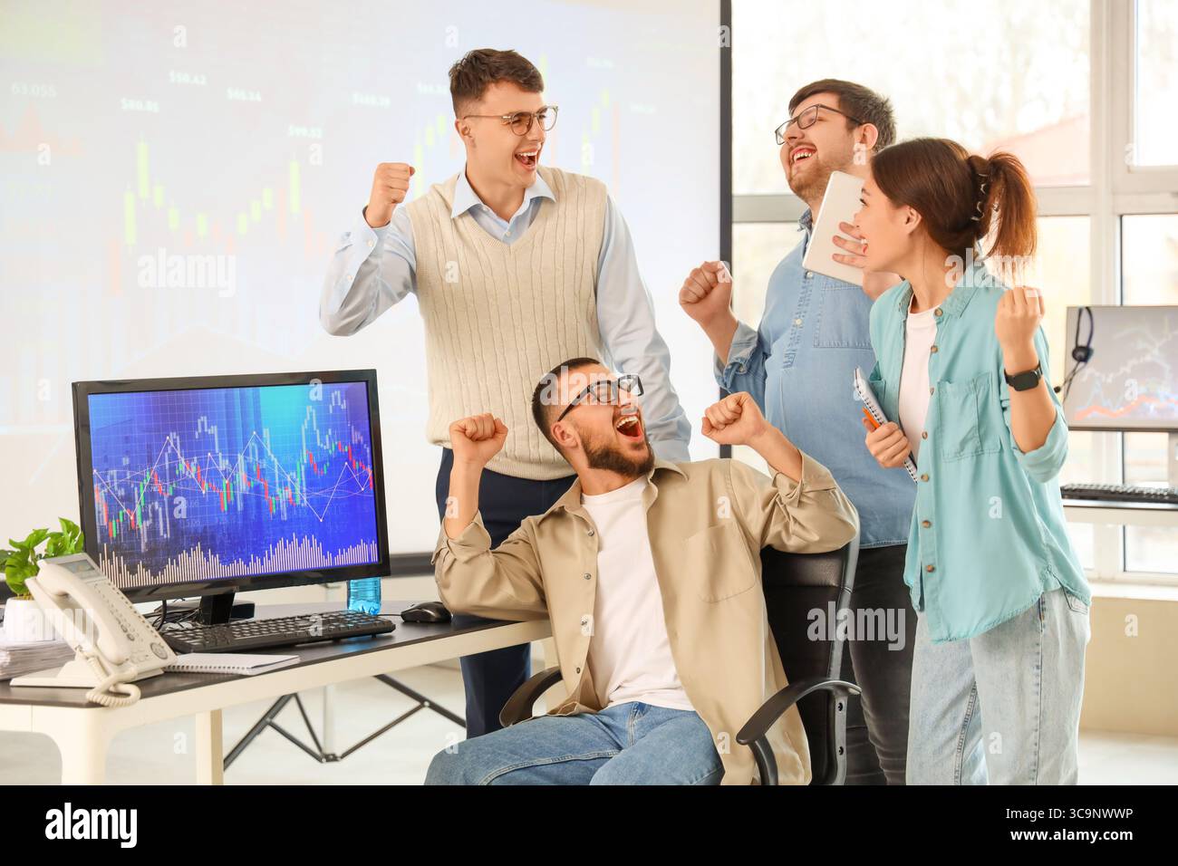 Stock market traders happy hi-res stock photography and images - Alamy