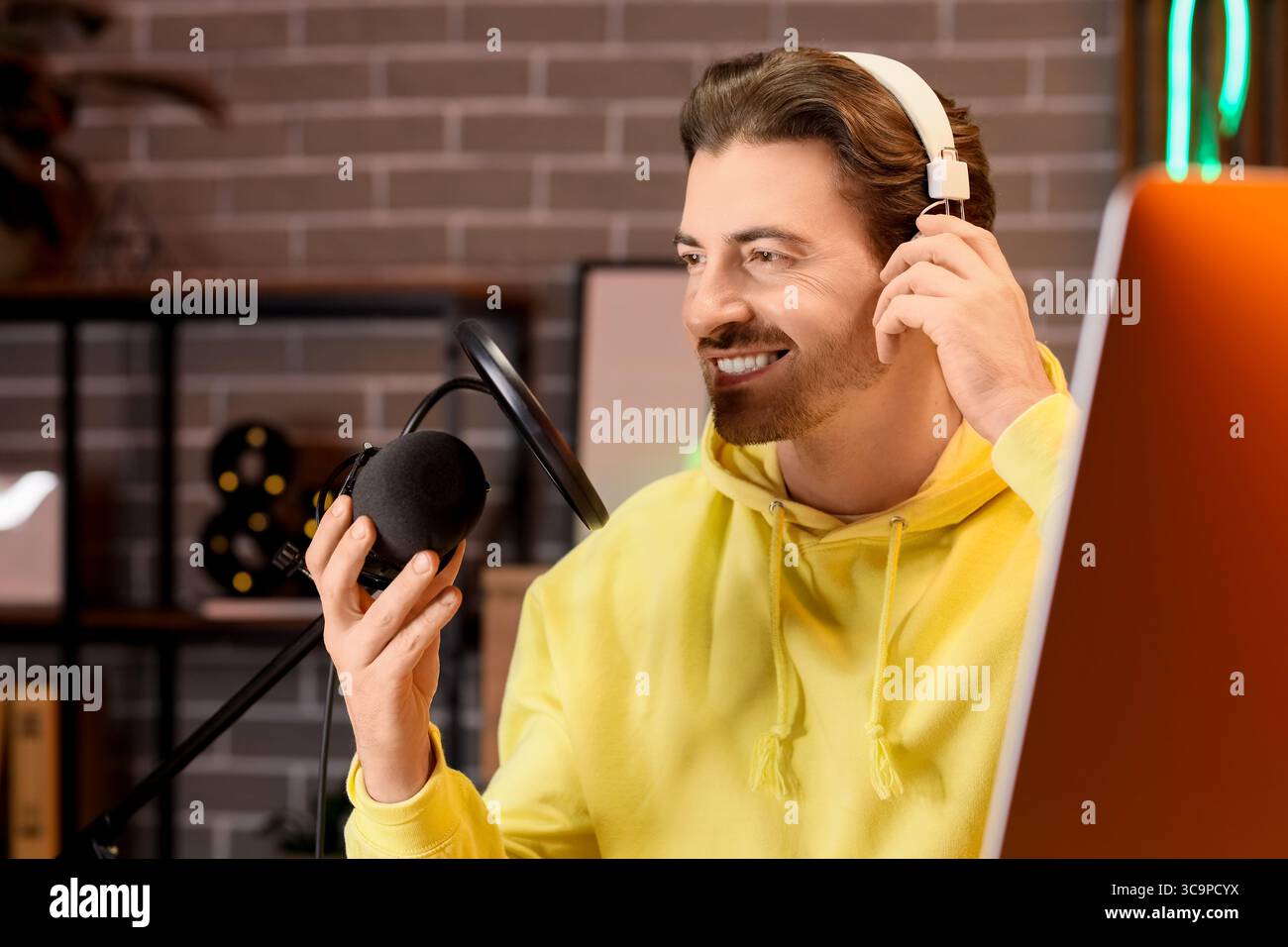 Male presenter microphone in hi-res stock photography and images - Alamy
