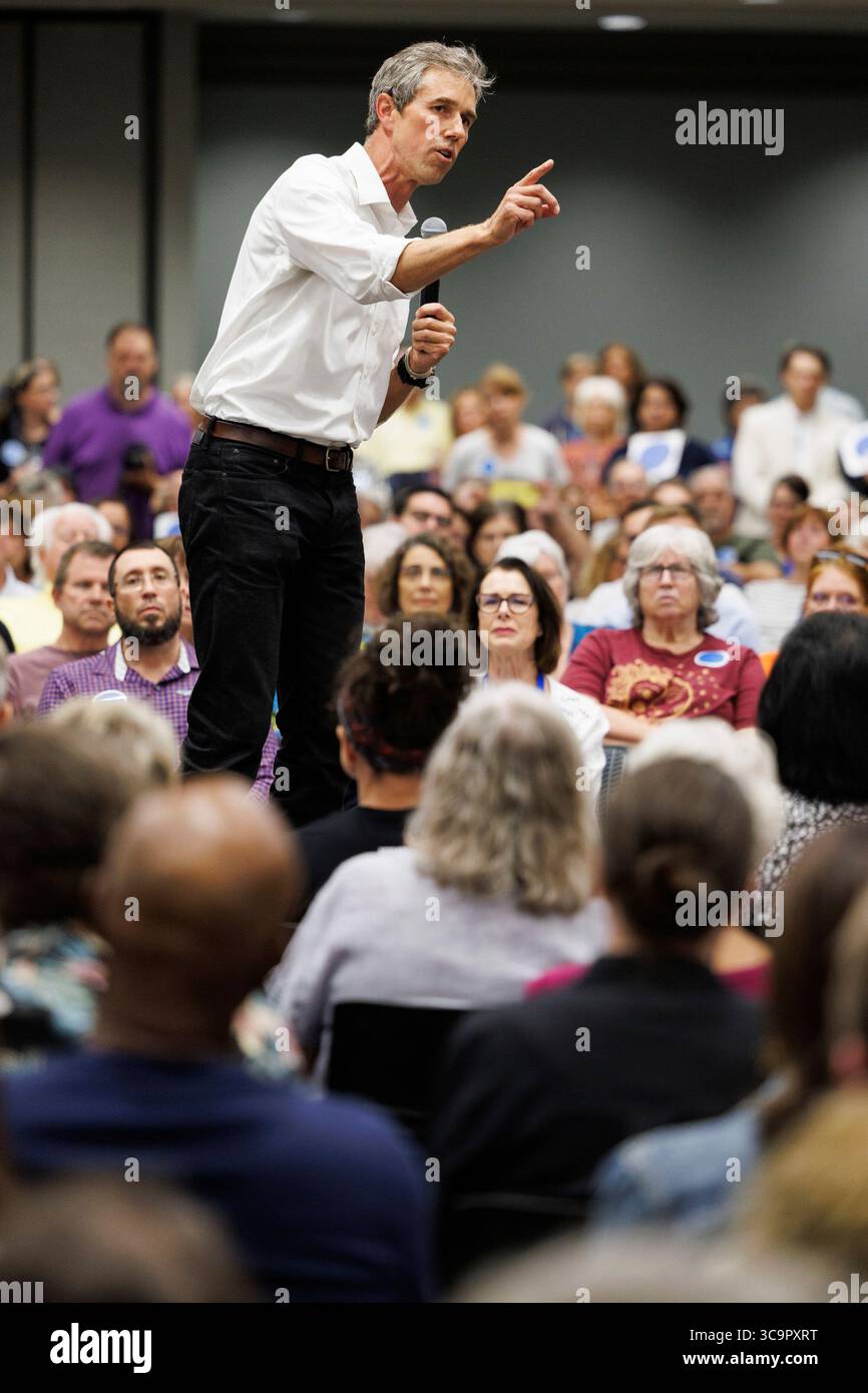 Former Texas congressman Beto O'Rourke speaks during a town hall ...