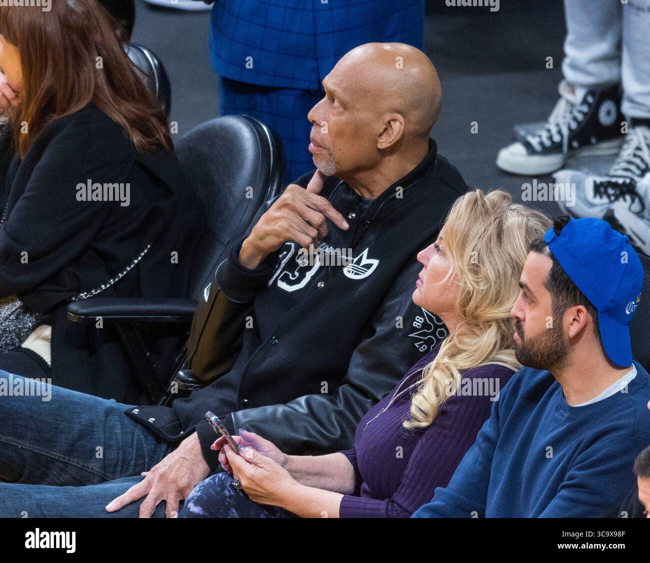 Kareem abdul jabbar lakers 1977 hi-res stock photography and images - Alamy
